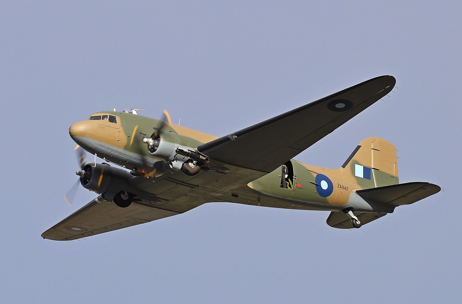 Royaume-Uni : le Dakota ZA947 du BBMF retrouve les airs – L’Echarpe Blanche